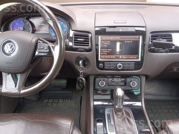 Brūns Volkswagen Touareg 2011 Valmiera, ar dzinēja tilpumu 3.00 L un nobraukumu 334 tūkst. km par 9750 €, foto 5 vietnē AUTOMOTO.COM.LV