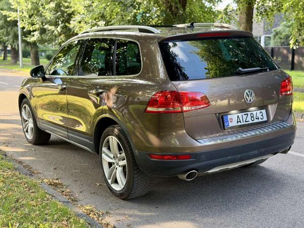 Brūns Volkswagen Touareg 2011 Kauņa, ar dzinēja tilpumu 4.13 L un nobraukumu 270 tūkst. km par 11750 €, foto 4 vietnē AUTOMOTO.COM.LV