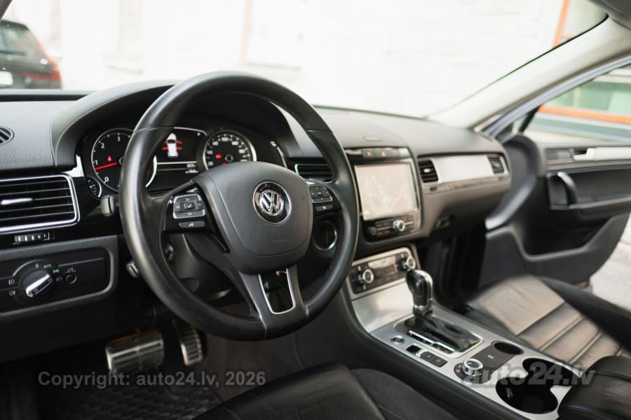 Brown Volkswagen Touareg 2011 in Tallinn, with an engine capacity of 4.20 L and mileage of 242 thousand km for 10999 €, photo 6 on AUTOMOTO.COM.LV