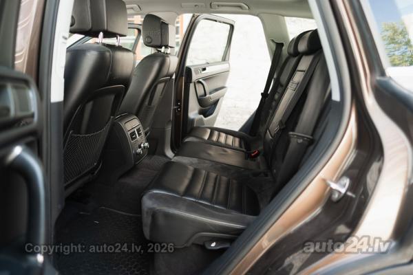 Brūns Volkswagen Touareg 2011 Tallina, ar dzinēja tilpumu 4.20 L un nobraukumu 242 tūkst. km par 10999 €, foto 8 vietnē AUTOMOTO.COM.LV