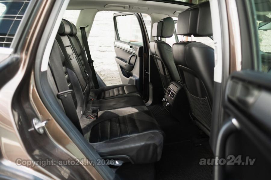 Brown Volkswagen Touareg 2011 in Tallinn, with an engine capacity of 4.20 L and mileage of 242 thousand km for 10999 €, photo 11 on AUTOMOTO.COM.LV