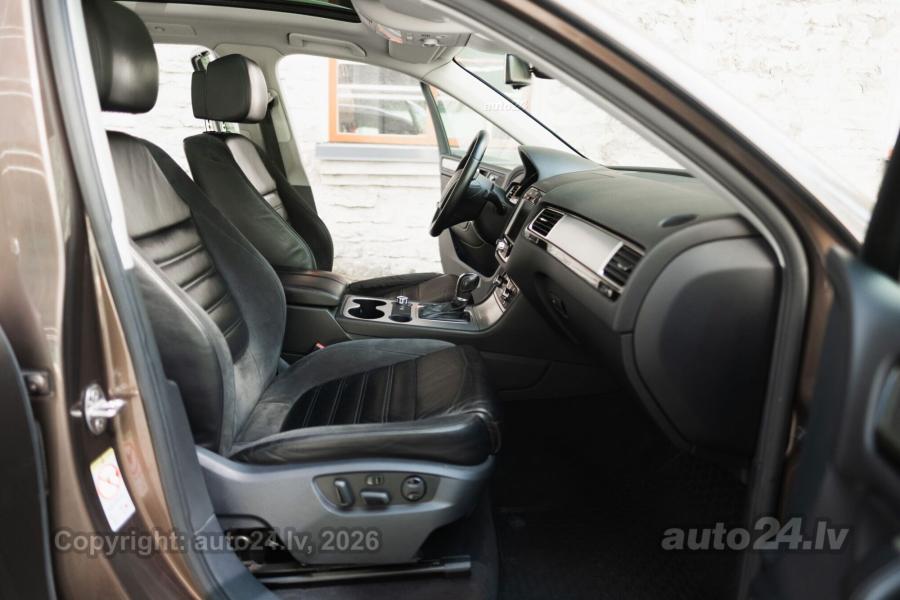 Brown Volkswagen Touareg 2011 in Tallinn, with an engine capacity of 4.20 L and mileage of 242 thousand km for 10999 €, photo 12 on AUTOMOTO.COM.LV