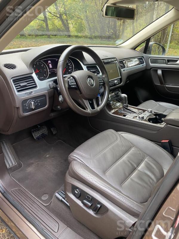 Brown Volkswagen Touareg 2011 in Riga, with an engine capacity of 3.00 L and mileage of 0 thousand km for 11900 €, photo 7 on AUTOMOTO.COM.LV