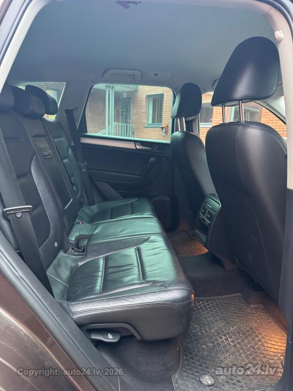 Brown Volkswagen Touareg 2011 in Tallinn, with an engine capacity of 3.00 L and mileage of 243 thousand km for 9800 €, photo 8 on AUTOMOTO.COM.LV