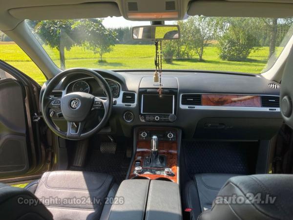 Brown Volkswagen Touareg 2012 in Tartu, with an engine capacity of 3.00 L and mileage of 220 thousand km for 9990 €, photo 2 on AUTOMOTO.COM.LV