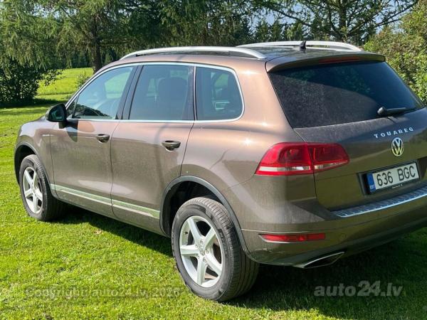Brown Volkswagen Touareg 2012 in Tartu, with an engine capacity of 3.00 L and mileage of 220 thousand km for 9990 €, photo 4 on AUTOMOTO.COM.LV