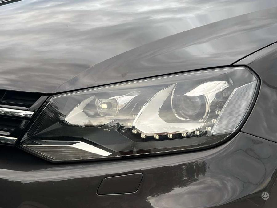 Brown Volkswagen Touareg 2012 in Vilnius, with an engine capacity of 2.97 L and mileage of 302 thousand km for 8300 €, photo 5 on AUTOMOTO.COM.LV