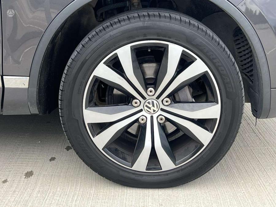 Brown Volkswagen Touareg 2012 in Vilnius, with an engine capacity of 2.97 L and mileage of 302 thousand km for 8300 €, photo 6 on AUTOMOTO.COM.LV