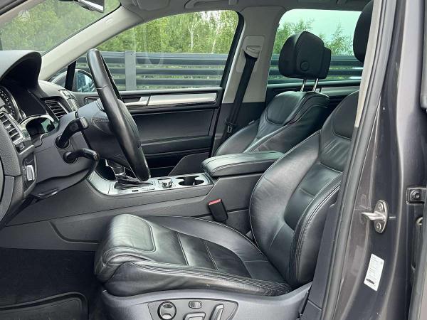 Brūns Volkswagen Touareg 2012 Viļņa, ar dzinēja tilpumu 2.97 L un nobraukumu 302 tūkst. km par 8300 €, foto 8 vietnē AUTOMOTO.COM.LV
