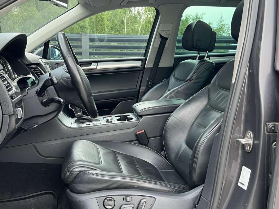 Brown Volkswagen Touareg 2012 in Vilnius, with an engine capacity of 2.97 L and mileage of 302 thousand km for 8300 €, photo 9 on AUTOMOTO.COM.LV
