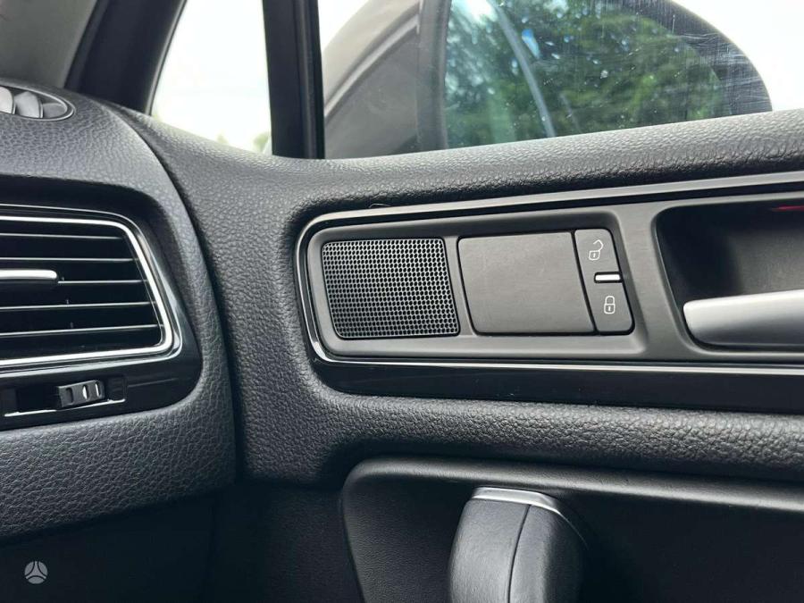 Brown Volkswagen Touareg 2012 in Vilnius, with an engine capacity of 2.97 L and mileage of 302 thousand km for 8300 €, photo 13 on AUTOMOTO.COM.LV