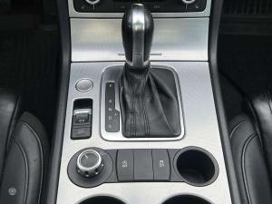 Brown Volkswagen Touareg 2012 in Vilnius, with an engine capacity of 2.97 L and mileage of 302 thousand km for 8300 €, photo 16 on AUTOMOTO.COM.LV
