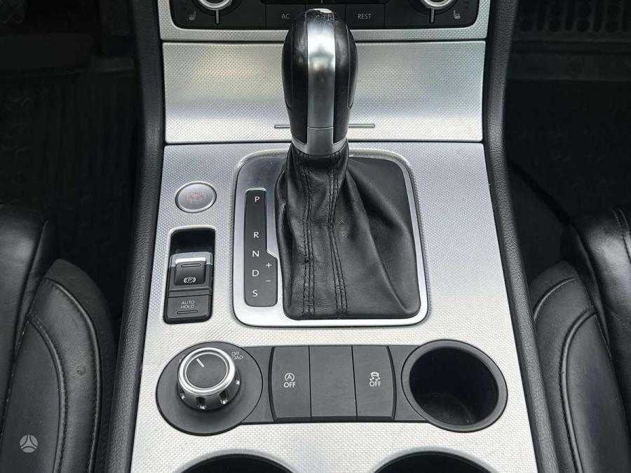 Brown Volkswagen Touareg 2012 in Vilnius, with an engine capacity of 2.97 L and mileage of 302 thousand km for 8300 €, photo 16 on AUTOMOTO.COM.LV