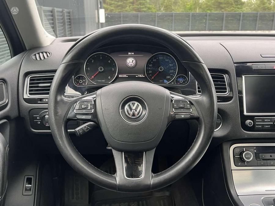 Brown Volkswagen Touareg 2012 in Vilnius, with an engine capacity of 2.97 L and mileage of 302 thousand km for 8300 €, photo 17 on AUTOMOTO.COM.LV