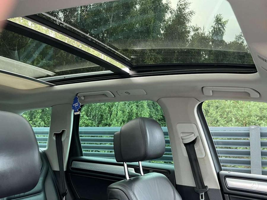 Brown Volkswagen Touareg 2012 in Vilnius, with an engine capacity of 2.97 L and mileage of 302 thousand km for 8300 €, photo 19 on AUTOMOTO.COM.LV