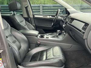 Brown Volkswagen Touareg 2012 in Vilnius, with an engine capacity of 2.97 L and mileage of 302 thousand km for 8300 €, photo 20 on AUTOMOTO.COM.LV