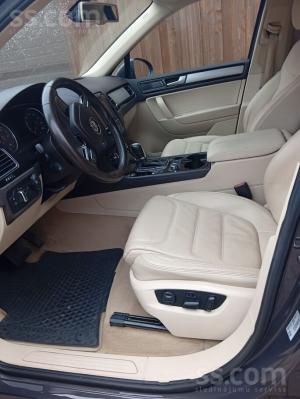 Brūns Volkswagen Touareg 2012 Dobele, ar dzinēja tilpumu 3.00 L un nobraukumu 226 tūkst. km par 13000 €, foto 7 vietnē AUTOMOTO.COM.LV