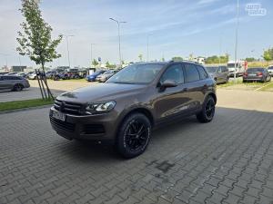 Brown Volkswagen Touareg 2012 in Vilnius, with an engine capacity of 3.00 L and mileage of 221 thousand km for 9450 €, photo  on AUTOMOTO.COM.LV