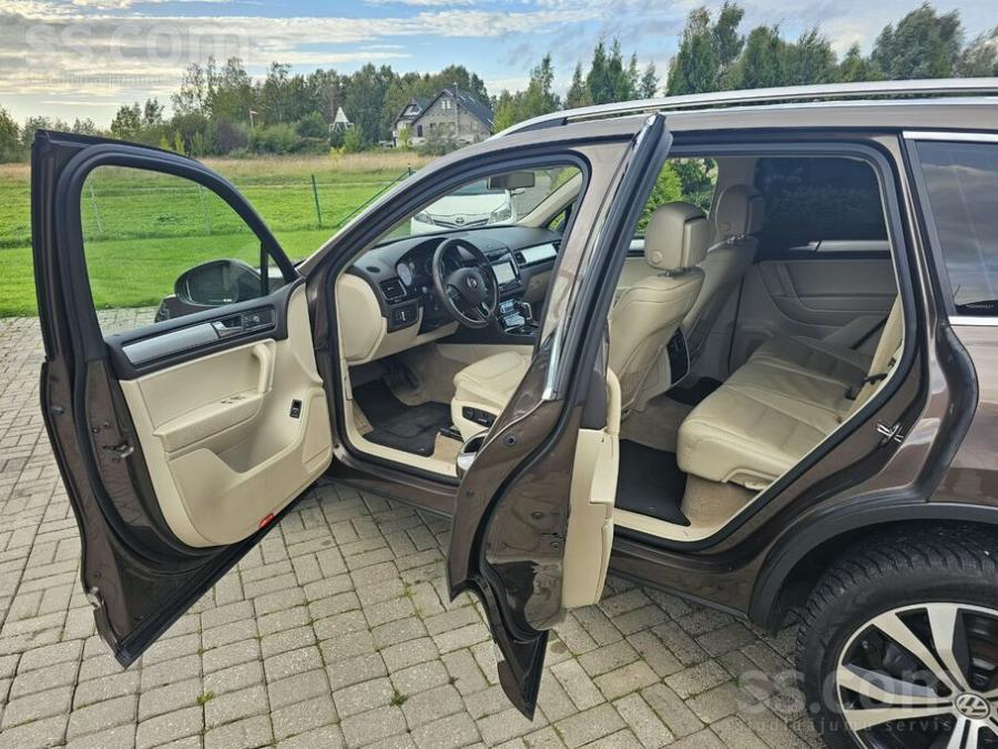 Brown Volkswagen Touareg 2012 in Riga, with an engine capacity of 3.00 L and mileage of 270 thousand km for 11289 €, photo 5 on AUTOMOTO.COM.LV