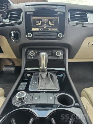 Brown Volkswagen Touareg 2012 in Riga, with an engine capacity of 3.00 L and mileage of 270 thousand km for 11289 €, photo 8 on AUTOMOTO.COM.LV