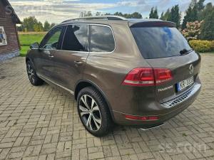 Brown Volkswagen Touareg 2012 in Riga, with an engine capacity of 3.00 L and mileage of 270 thousand km for 11289 €, photo 11 on AUTOMOTO.COM.LV