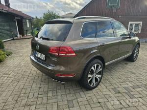 Brown Volkswagen Touareg 2012 in Riga, with an engine capacity of 3.00 L and mileage of 270 thousand km for 11289 €, photo 12 on AUTOMOTO.COM.LV