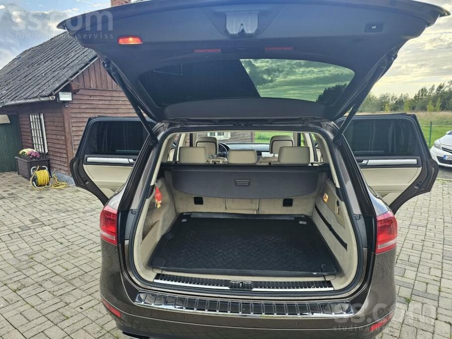 Brown Volkswagen Touareg 2012 in Riga, with an engine capacity of 3.00 L and mileage of 270 thousand km for 11289 €, photo 14 on AUTOMOTO.COM.LV