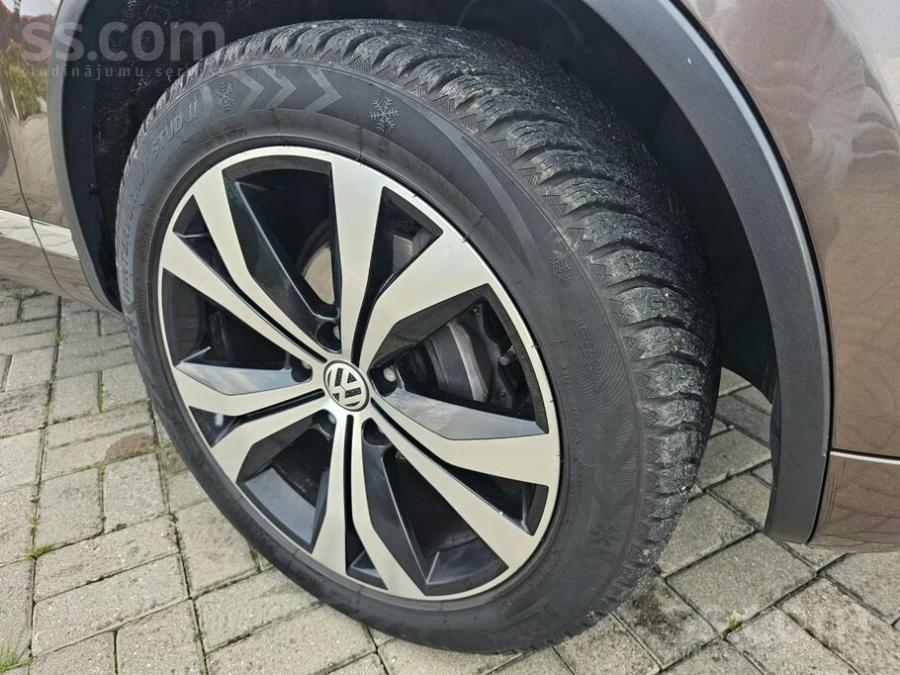 Brown Volkswagen Touareg 2012 in Riga, with an engine capacity of 3.00 L and mileage of 270 thousand km for 11289 €, photo 15 on AUTOMOTO.COM.LV