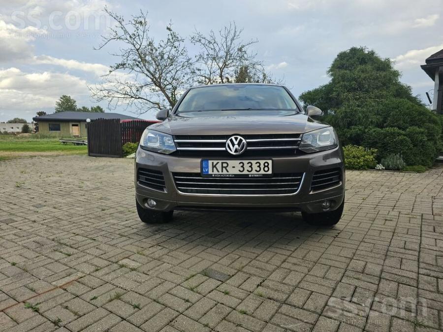 Brown Volkswagen Touareg 2012 in Riga, with an engine capacity of 3.00 L and mileage of 270 thousand km for 11289 €, photo 18 on AUTOMOTO.COM.LV