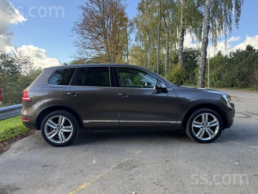 Brown Volkswagen Touareg 2012 in Riga, with an engine capacity of 3.00 L and mileage of 302 thousand km for 10950 €, photo 3 on AUTOMOTO.COM.LV