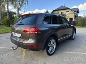 Brown Volkswagen Touareg 2012 in Riga, with an engine capacity of 3.00 L and mileage of 302 thousand km for 10950 €, photo 4 on AUTOMOTO.COM.LV