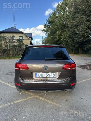 Brown Volkswagen Touareg 2012 in Riga, with an engine capacity of 3.00 L and mileage of 302 thousand km for 10950 €, photo 5 on AUTOMOTO.COM.LV