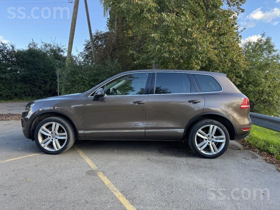 Brown Volkswagen Touareg 2012 in Riga, with an engine capacity of 3.00 L and mileage of 302 thousand km for 10950 €, photo 7 on AUTOMOTO.COM.LV