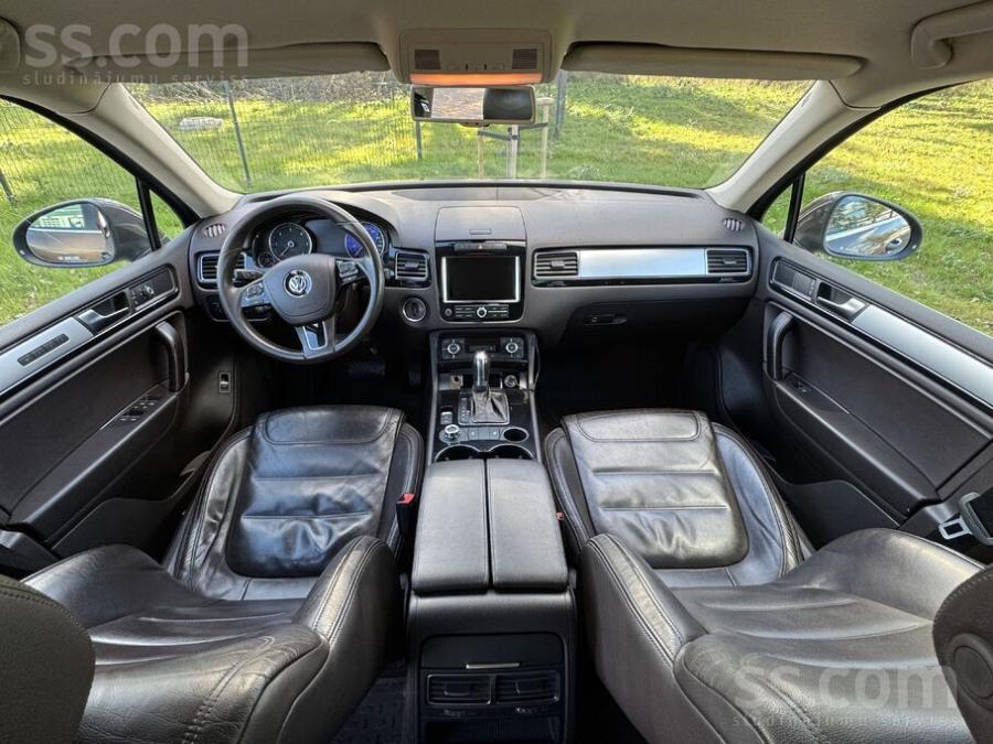 Brown Volkswagen Touareg 2012 in Riga, with an engine capacity of 3.00 L and mileage of 302 thousand km for 10950 €, photo 10 on AUTOMOTO.COM.LV