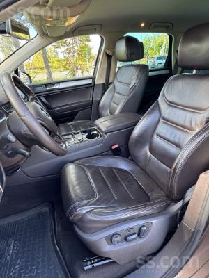 Brown Volkswagen Touareg 2012 in Riga, with an engine capacity of 3.00 L and mileage of 302 thousand km for 10950 €, photo 11 on AUTOMOTO.COM.LV