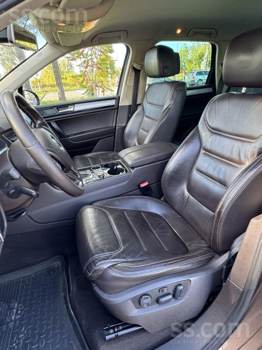 Brown Volkswagen Touareg 2012 in Riga, with an engine capacity of 3.00 L and mileage of 302 thousand km for 10950 €, photo 11 on AUTOMOTO.COM.LV