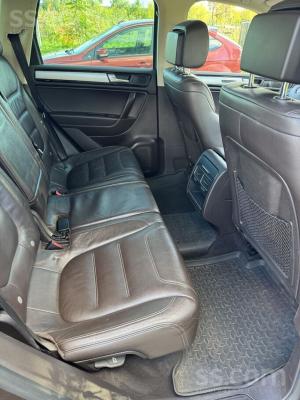 Brown Volkswagen Touareg 2012 in Riga, with an engine capacity of 3.00 L and mileage of 302 thousand km for 10950 €, photo 12 on AUTOMOTO.COM.LV
