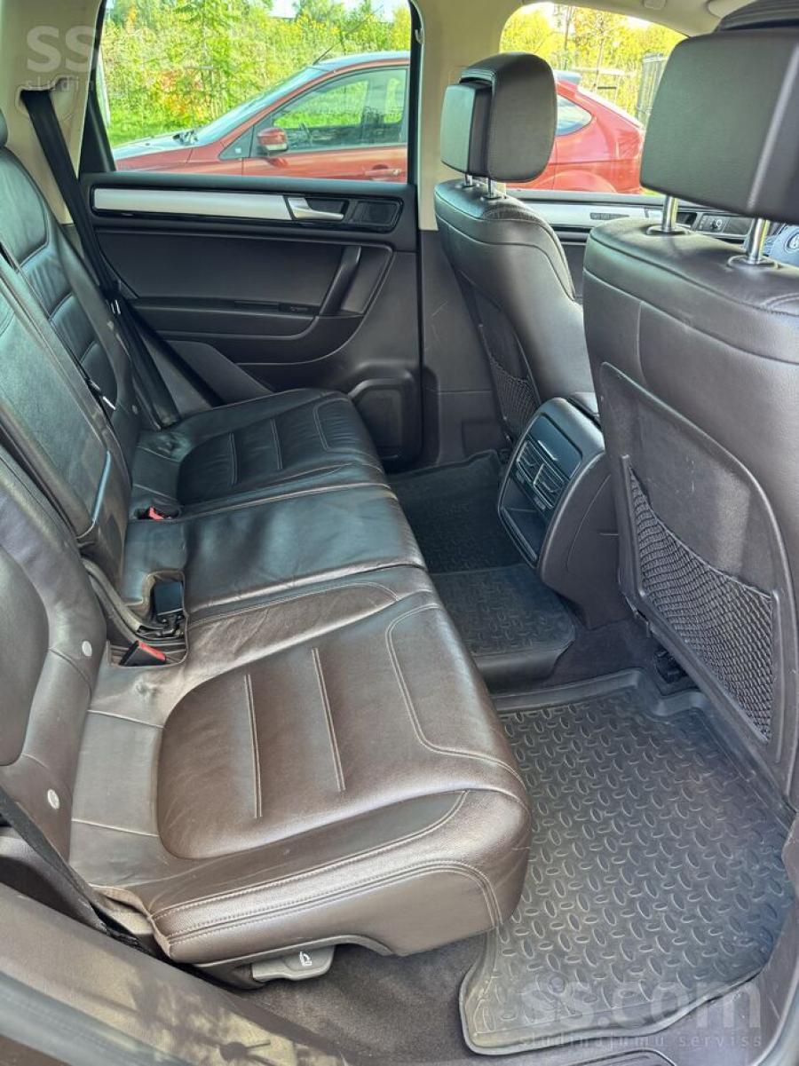 Brown Volkswagen Touareg 2012 in Riga, with an engine capacity of 3.00 L and mileage of 302 thousand km for 10950 €, photo 12 on AUTOMOTO.COM.LV