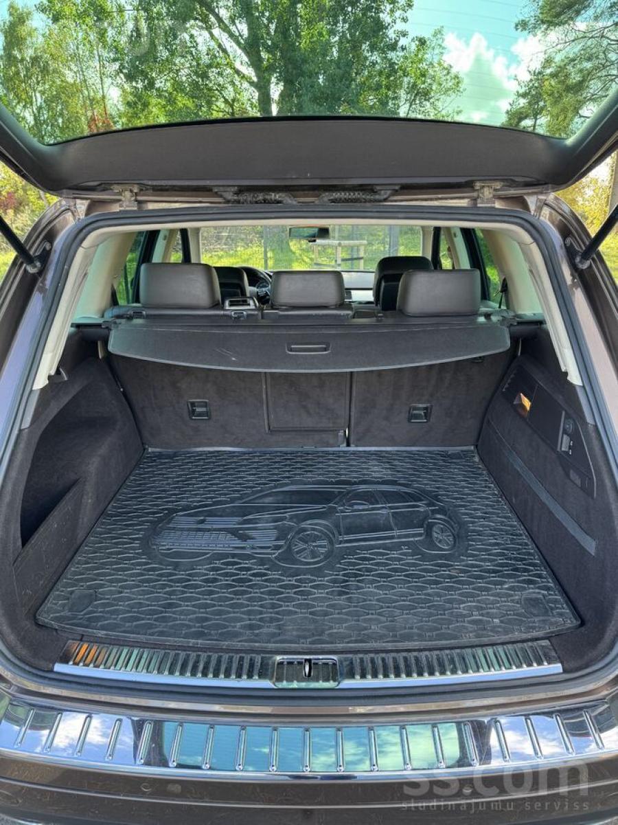 Brown Volkswagen Touareg 2012 in Riga, with an engine capacity of 3.00 L and mileage of 302 thousand km for 10950 €, photo 13 on AUTOMOTO.COM.LV