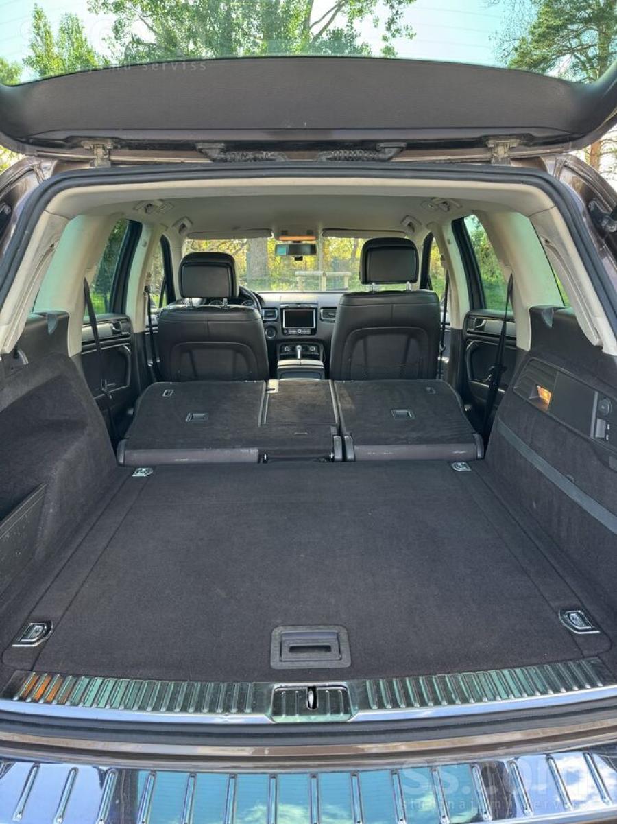 Brown Volkswagen Touareg 2012 in Riga, with an engine capacity of 3.00 L and mileage of 302 thousand km for 10950 €, photo 14 on AUTOMOTO.COM.LV