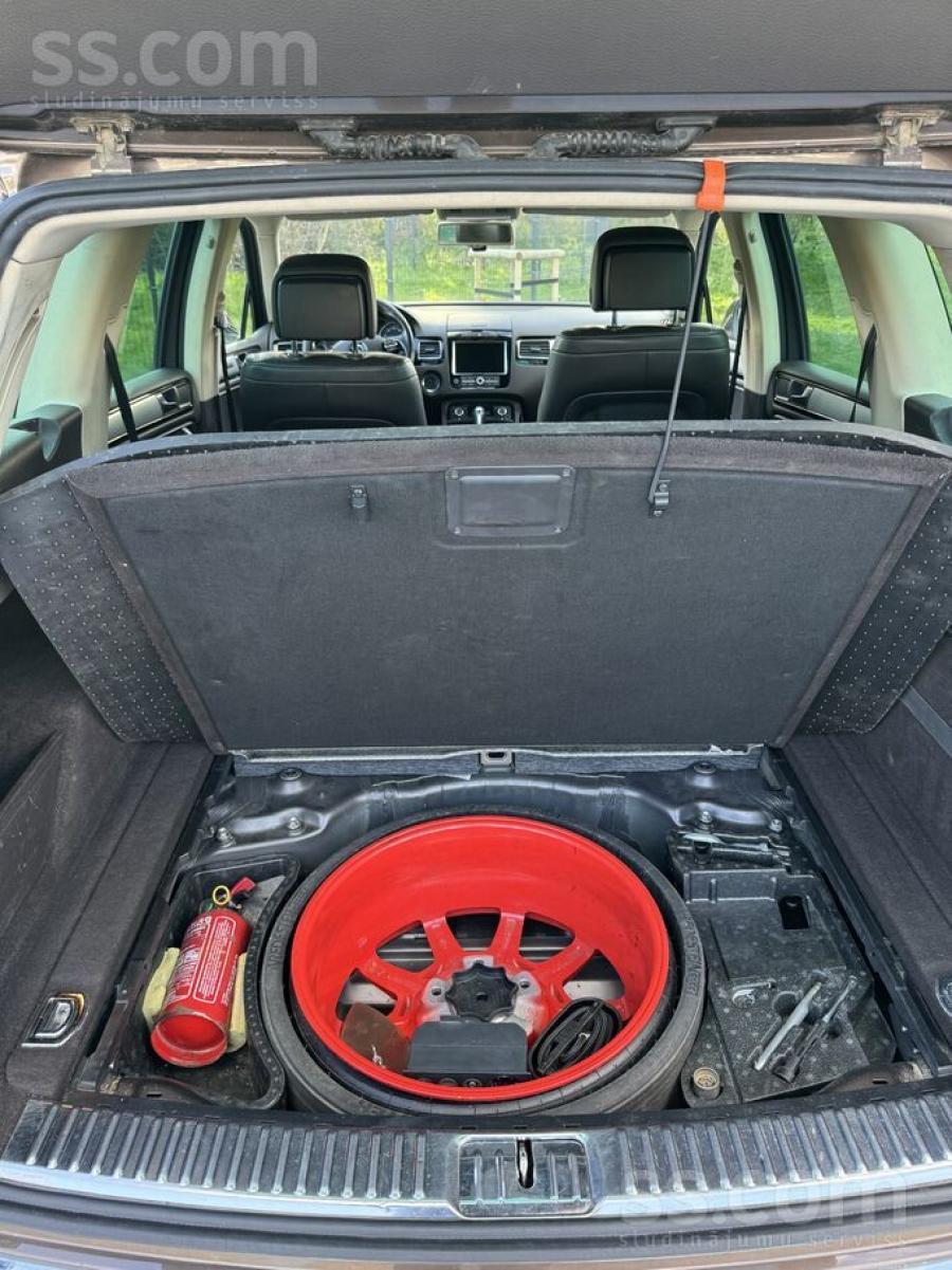 Brown Volkswagen Touareg 2012 in Riga, with an engine capacity of 3.00 L and mileage of 302 thousand km for 10950 €, photo 15 on AUTOMOTO.COM.LV