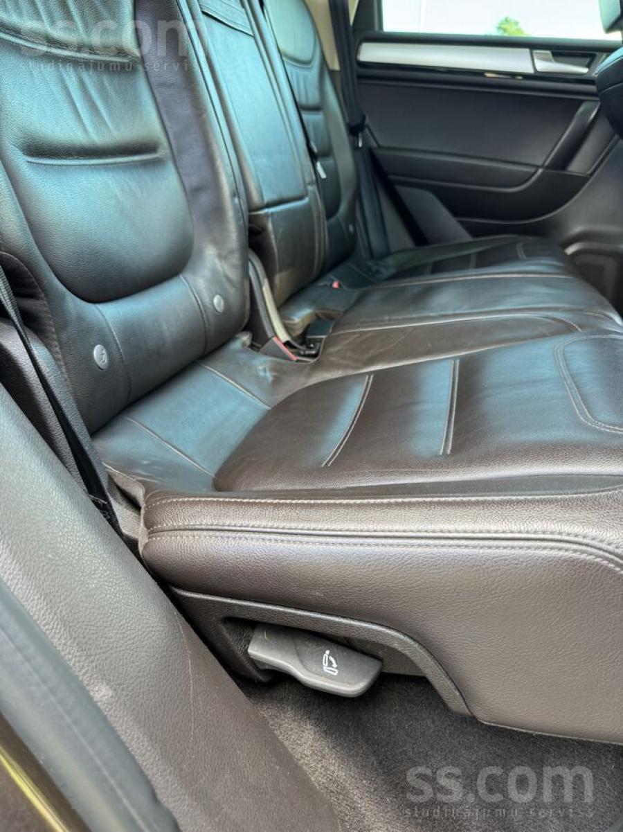 Brown Volkswagen Touareg 2012 in Riga, with an engine capacity of 3.00 L and mileage of 302 thousand km for 10950 €, photo 17 on AUTOMOTO.COM.LV