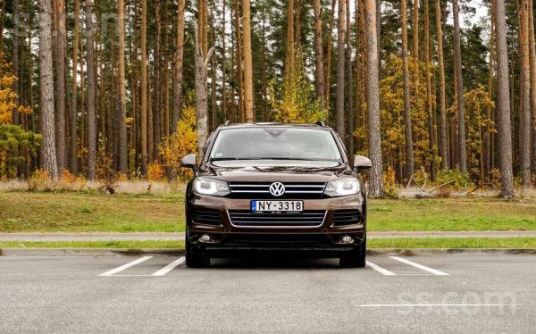 Brown Volkswagen Touareg 2013 in Riga, with an engine capacity of 3.00 L and mileage of 346 thousand km for 7500 €, photo 3 on AUTOMOTO.COM.LV