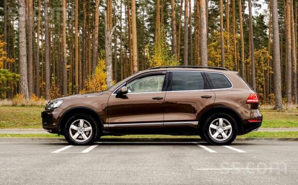 Brown Volkswagen Touareg 2013 in Riga, with an engine capacity of 3.00 L and mileage of 346 thousand km for 7500 €, photo 4 on AUTOMOTO.COM.LV