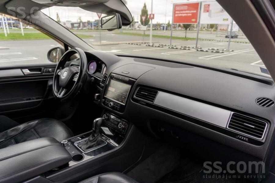 Brūns Volkswagen Touareg 2013 Rīga, ar dzinēja tilpumu 3.00 L un nobraukumu 346 tūkst. km par 7500 €, foto 10 vietnē AUTOMOTO.COM.LV