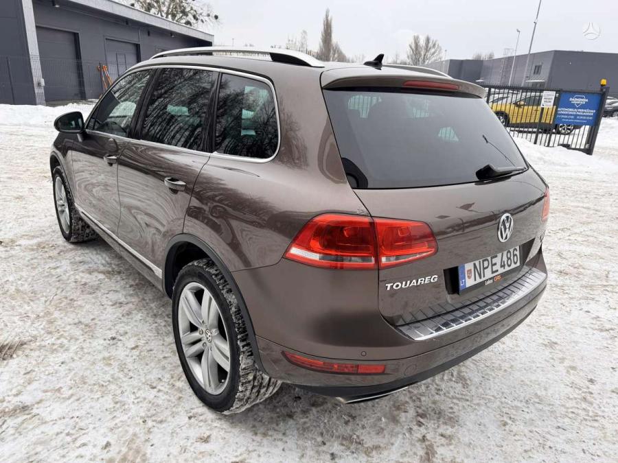 Brown Volkswagen Touareg 2013 in Kaunas, with an engine capacity of 2.97 L and mileage of 293 thousand km for 9500 €, photo 5 on AUTOMOTO.COM.LV