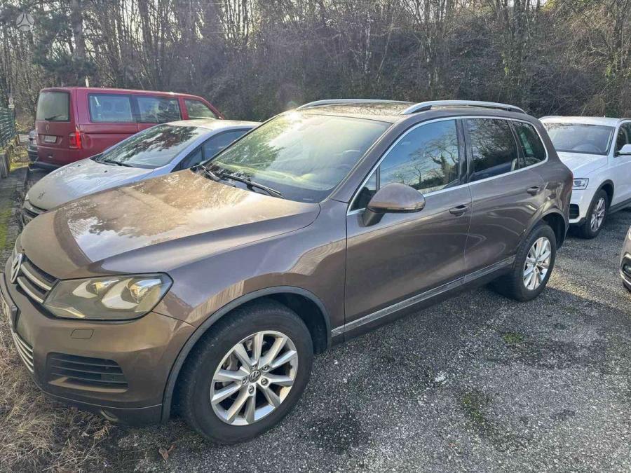 Brown Volkswagen Touareg 2013 in Siauliai, with an engine capacity of 2.97 L and mileage of 320 thousand km for 9700 €, photo 1 on AUTOMOTO.COM.LV