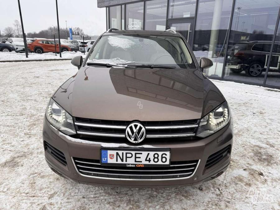 Brūns Volkswagen Touareg 2013 Kauņa, ar dzinēja tilpumu 3.00 L un nobraukumu 293 tūkst. km par 9500 €, foto 2 vietnē AUTOMOTO.COM.LV