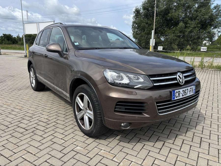Brown Volkswagen Touareg 2013 in Taurage, with an engine capacity of 2.97 L and mileage of 256 thousand km for 11700 €, photo 1 on AUTOMOTO.COM.LV