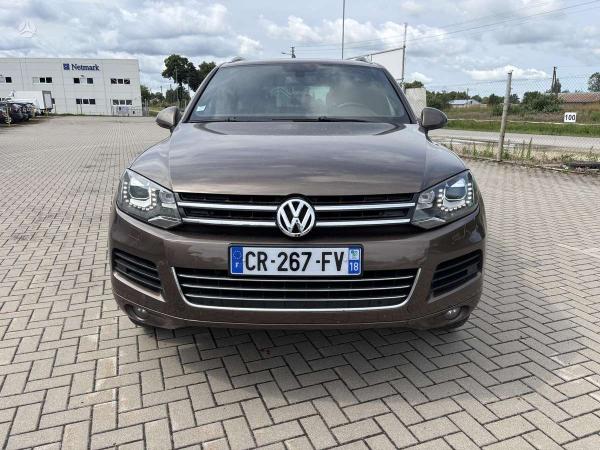 Brown Volkswagen Touareg 2013 in Taurage, with an engine capacity of 2.97 L and mileage of 256 thousand km for 11700 €, photo 2 on AUTOMOTO.COM.LV